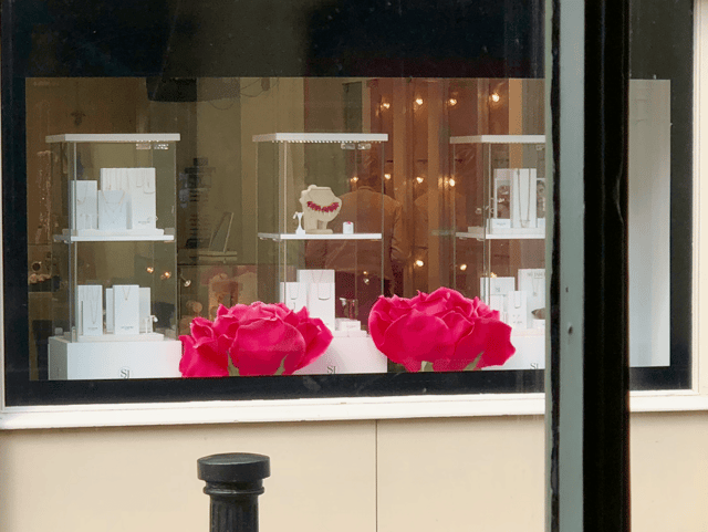 The Best Way To Create Window Displays That Turn Heads And Drive Foot ...